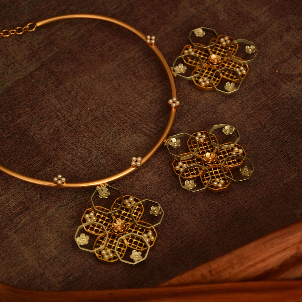 Buy Gold Plated Wire Hasli Necklace Online | Suhani Pittie